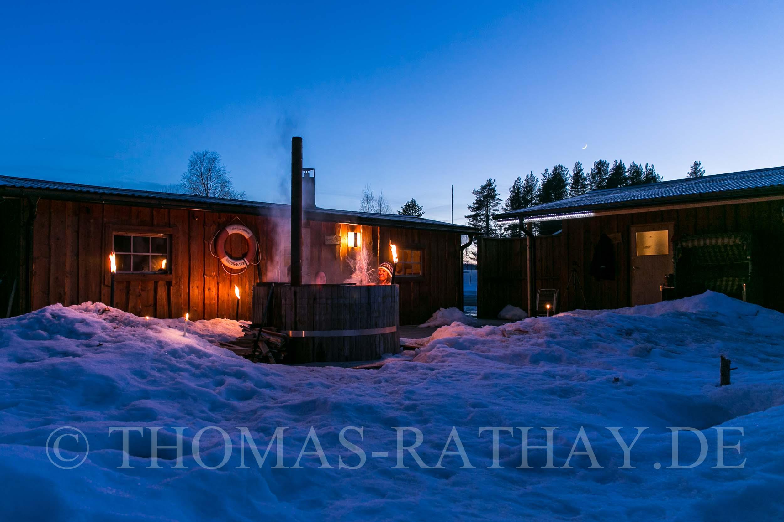 Abendlicher Badespass im Zuber vor der Sauna | Thomas Rathay PhotoDesign